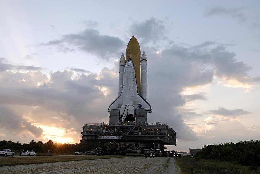 atlantis-space-shuttle-rollout-launch-pad-pre-launch-astronaut-mission ...