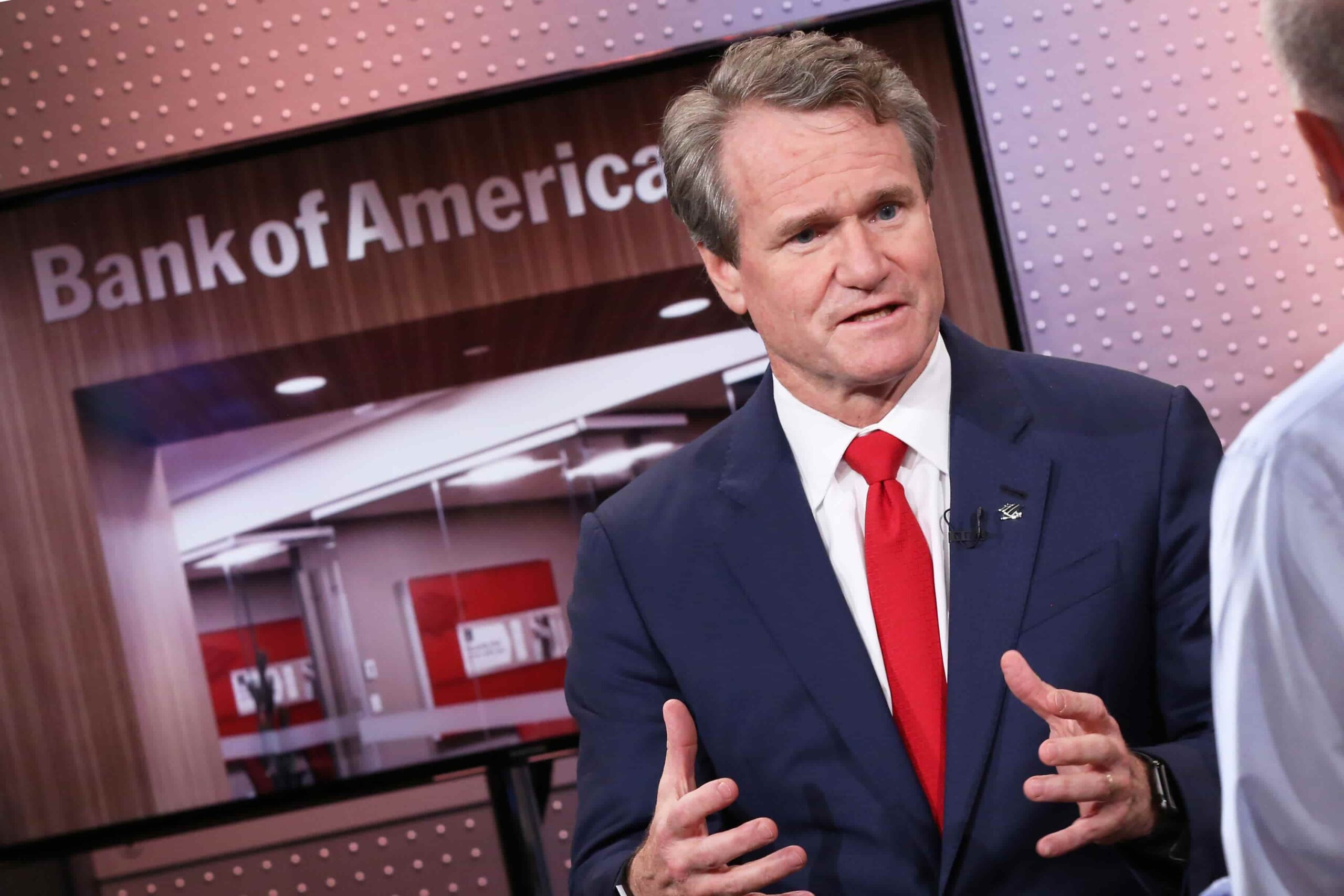 CEO ของ Bank of America กล่าว "ธนาคารยักษ์ใหญ่ไม่รีบร้อนที่จะลงทุนใน ...